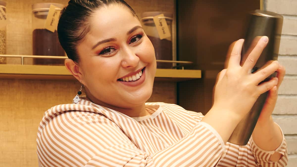 Glitzerfee Nasima mixt coole Coffee-Drinks | GaultMillau