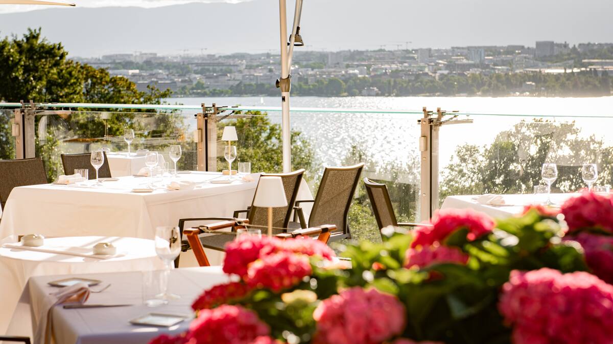 À Cologny, la terrasse du Lion d'Or offre une vue incroyable sur le lac ...