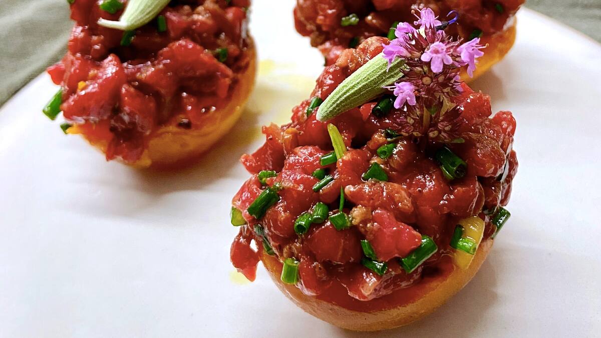 Smoked beef tartar with Valais apricots