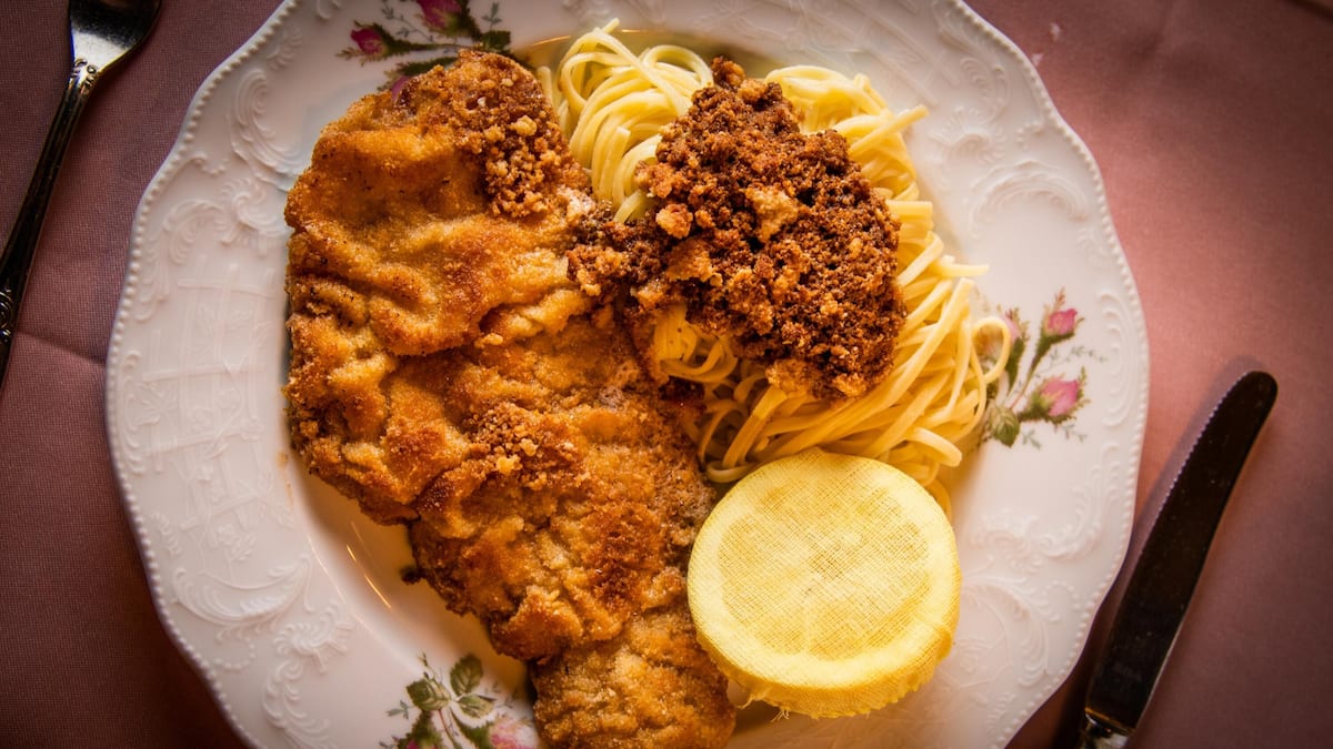 Old Swiss House: Oma Idas Schnitzel-Rezept | GaultMillau