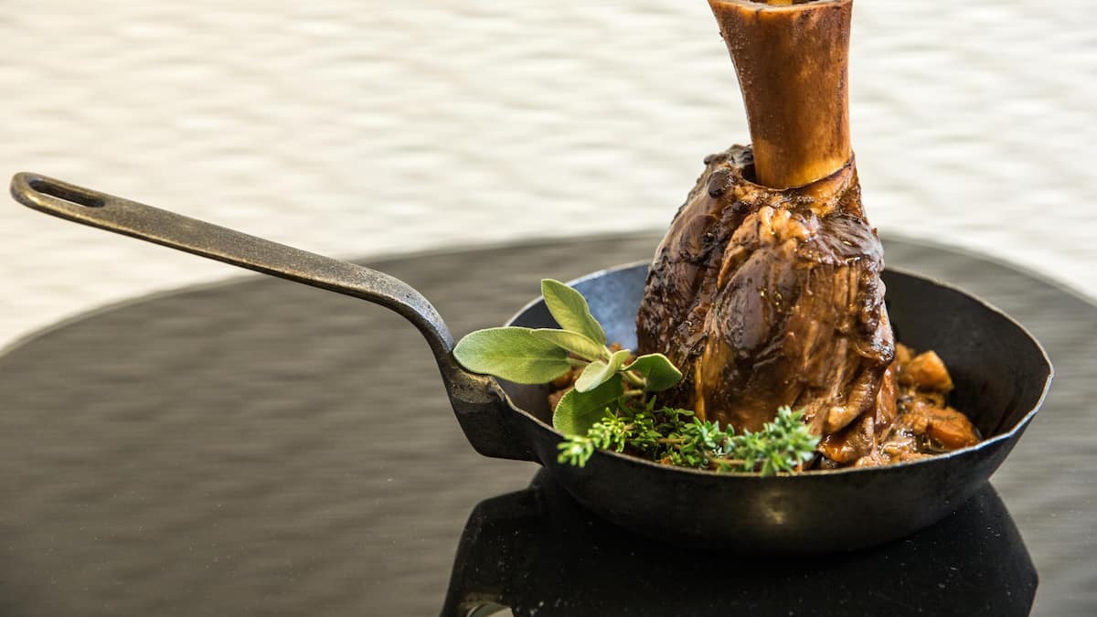 Rezept: Kalbshaxe in Rotwein geschmort von Nenad Mlinarevic | GaultMillau
