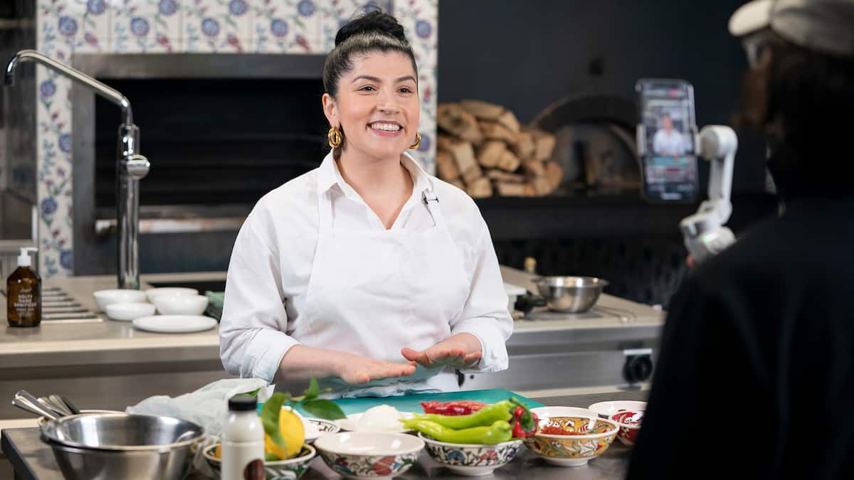 Elif Oskan vom Restaurant Gül in Zürich Live Kochen Lahmacun mit Pascal ...