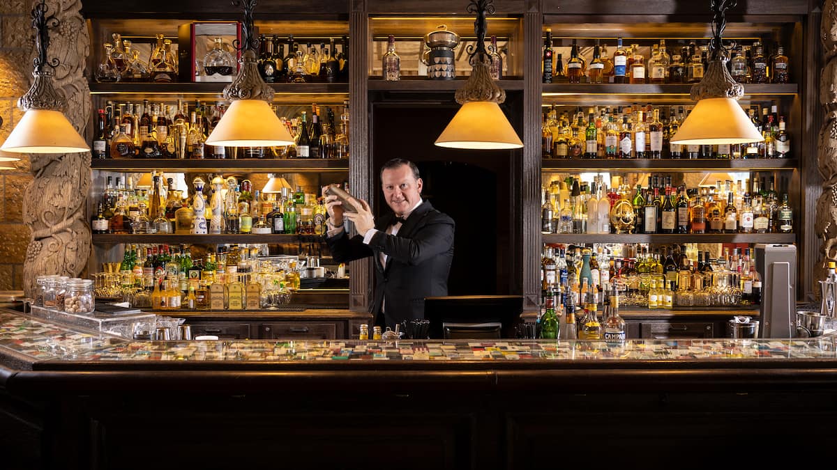 Mario Guzzetti vom Gstaad Palace mixt Cocktails mit Tonics von Swiss ...