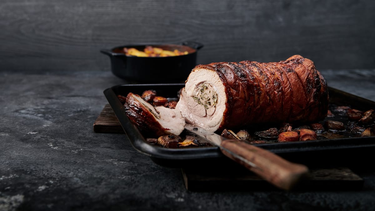 Gefüllte Kalbsbrust mit Gratin & Bohnen | GaultMillau