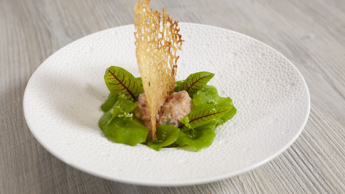 Rezept: Kalbstatar mit Salbei & Sesam-Chips von Guy Ravet