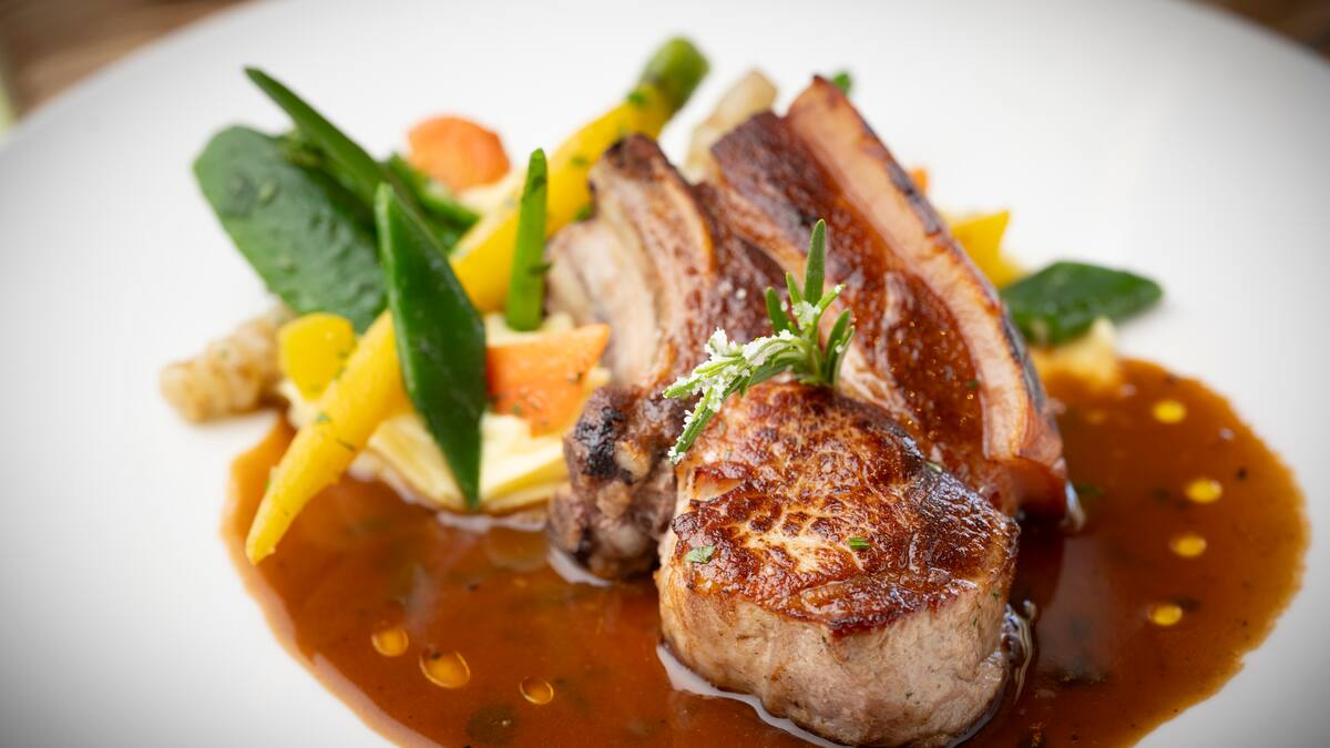 Côte de porcelet fermier rôtie sauce diable, par Steve Willié à Gstaad
