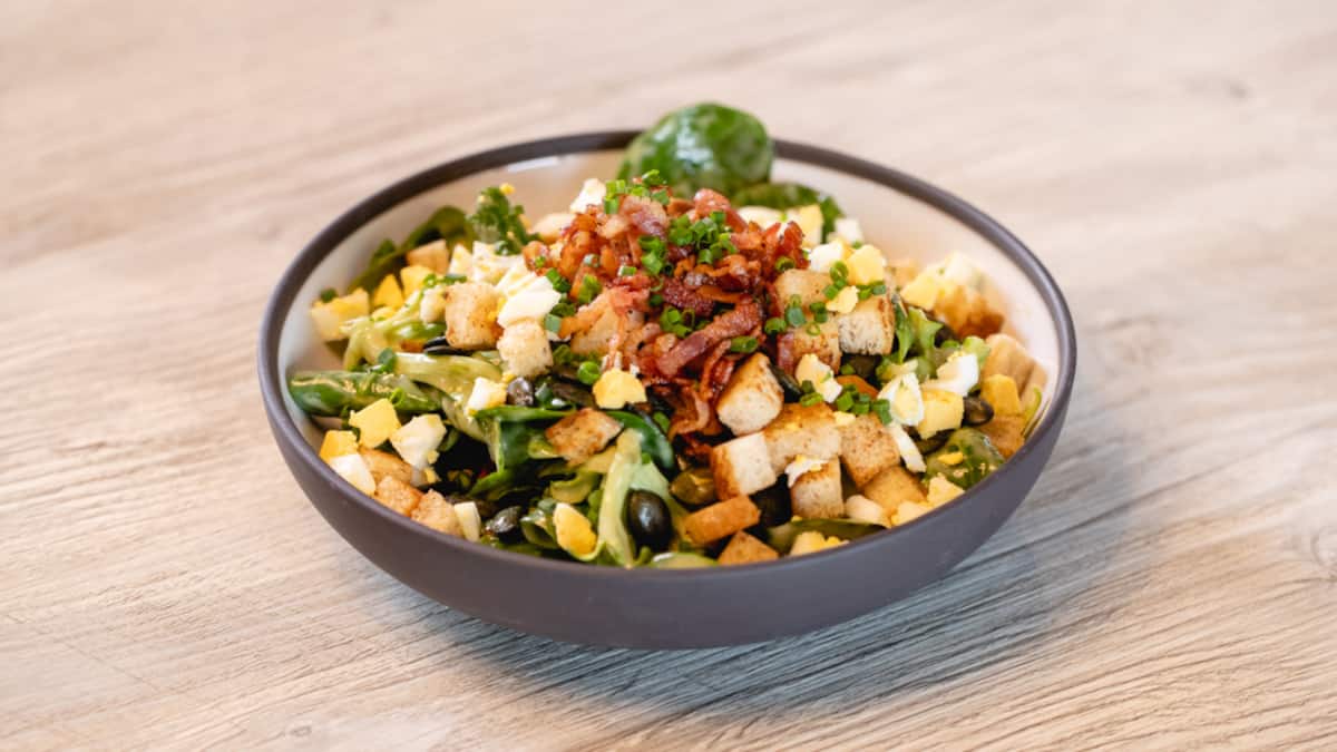 Salade de rampon et graines de courge torréfiées