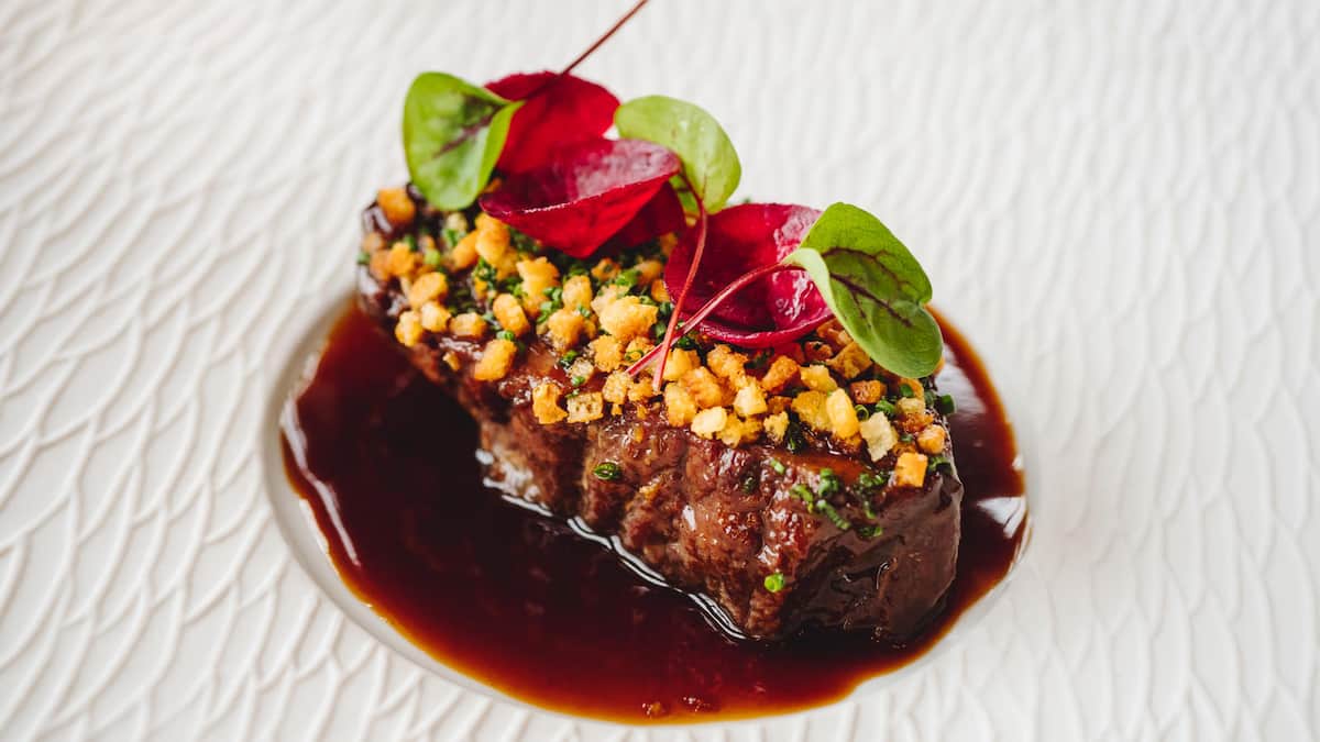 Rezept: Rinderbacke mit Barolojus & Briochecroutons, Stefan Jäckel ...