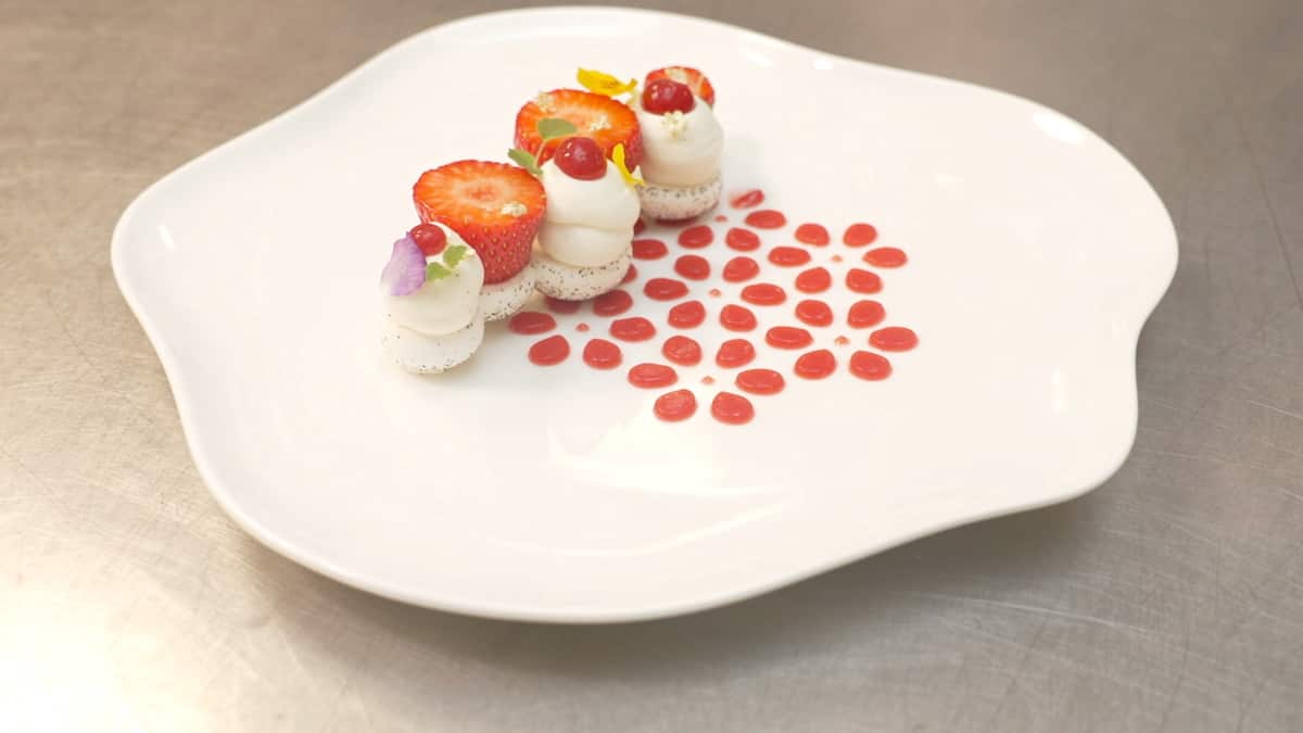 Meringue, crème double & confit fraise