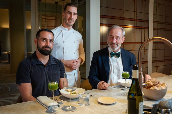 Le gagnant de notre concours a dîné avec le responsable du guide ...